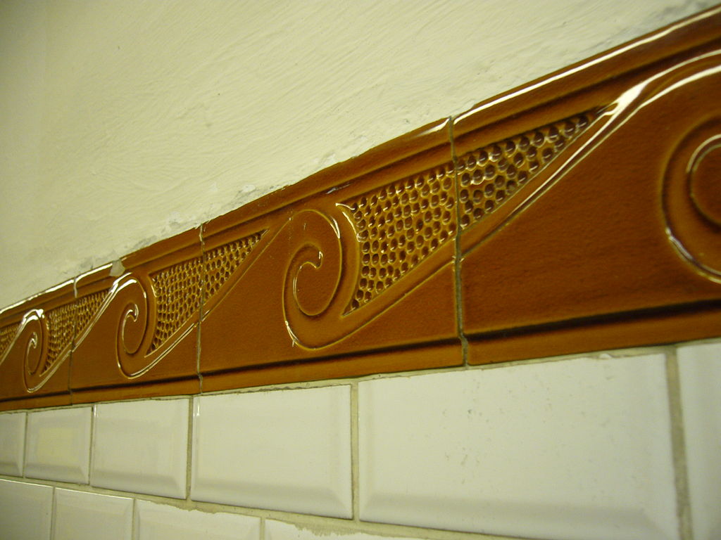 When Two Tiles go to War (Bechmann’s Nord-Sud stations, Paris, France ...
