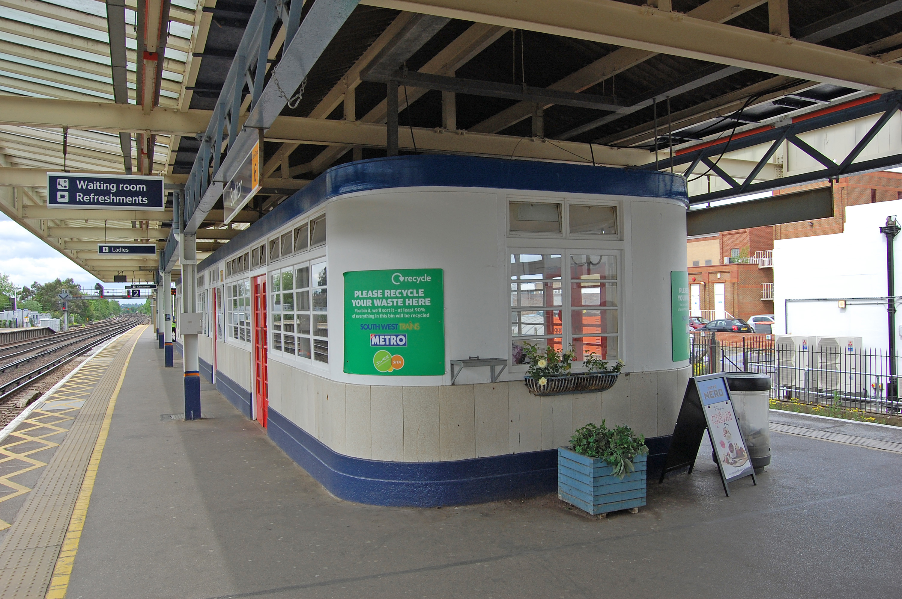 Great White Stark (Surbiton station, London, UK) – The Beauty of Transport